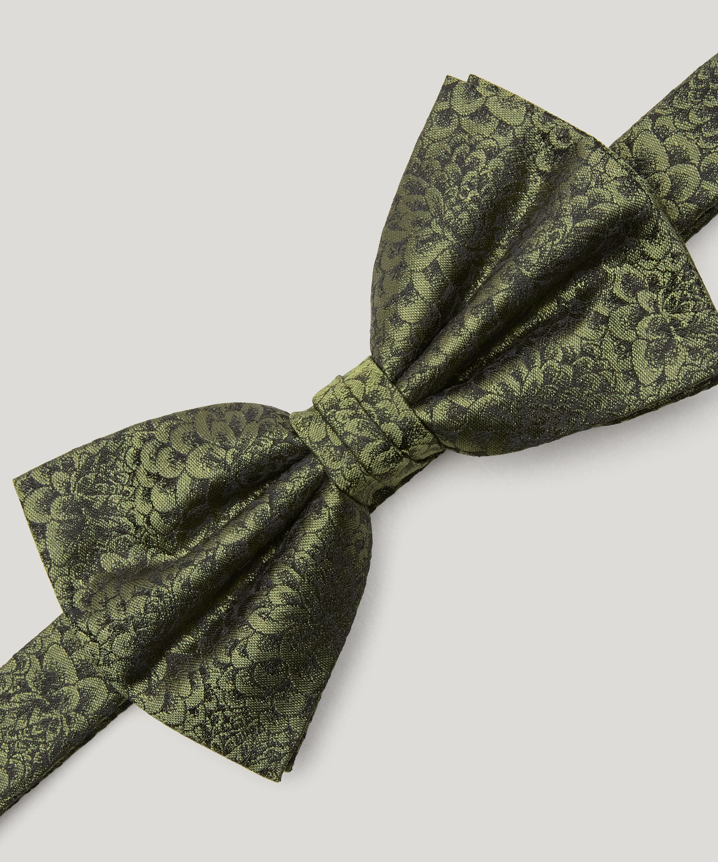 cravat bow